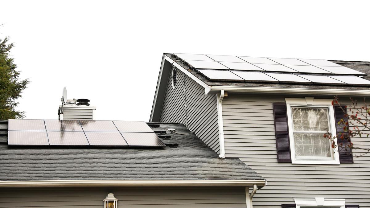 Guide des Panneaux Solaires 2025 : Coûts, Incitatifs et Installation - Ecohome