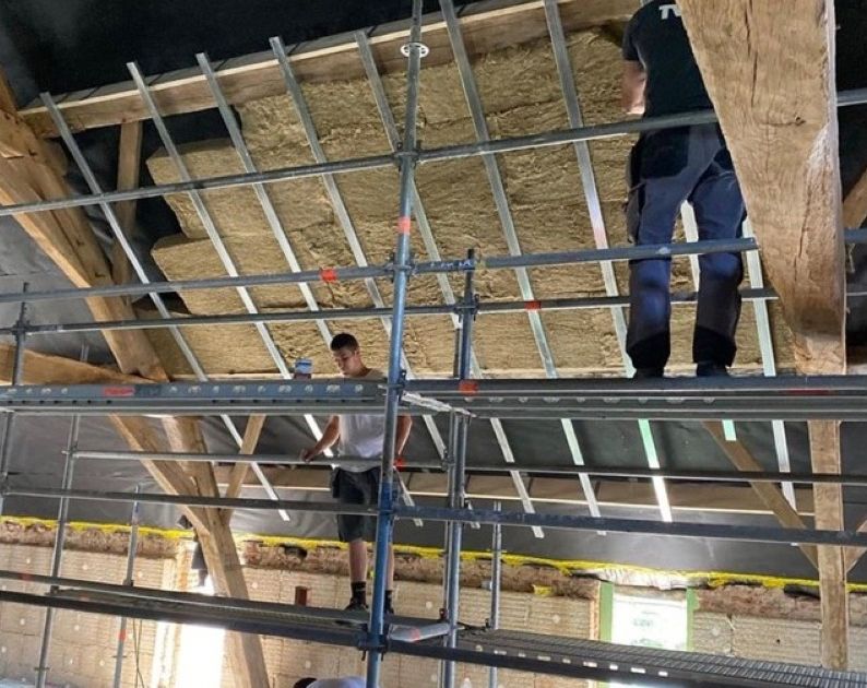 Grass insulation installation in roofs - Ecohome