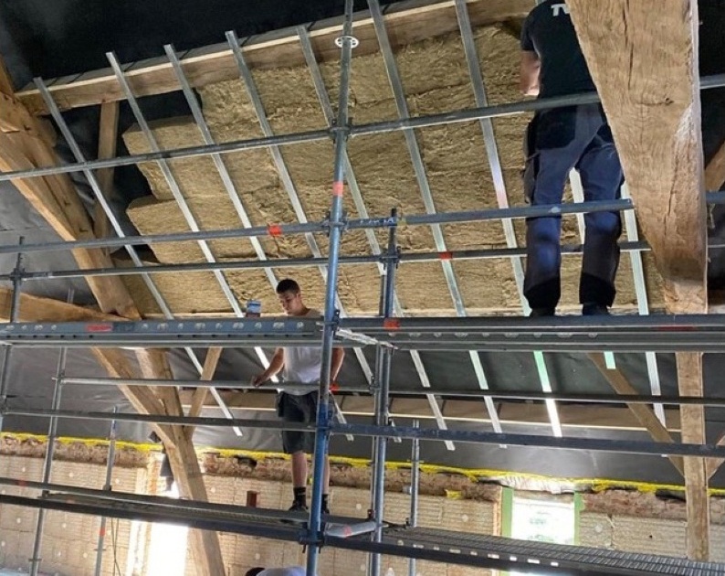 Grass insulation installation in roofs - Ecohome