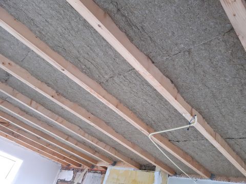 Grass insulation installation in roofs - Ecohome
