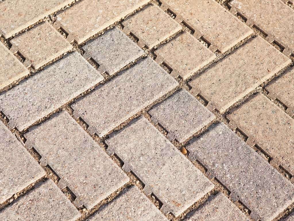 Permeable paver stones and landscaping to manage rainwater - Ecohome